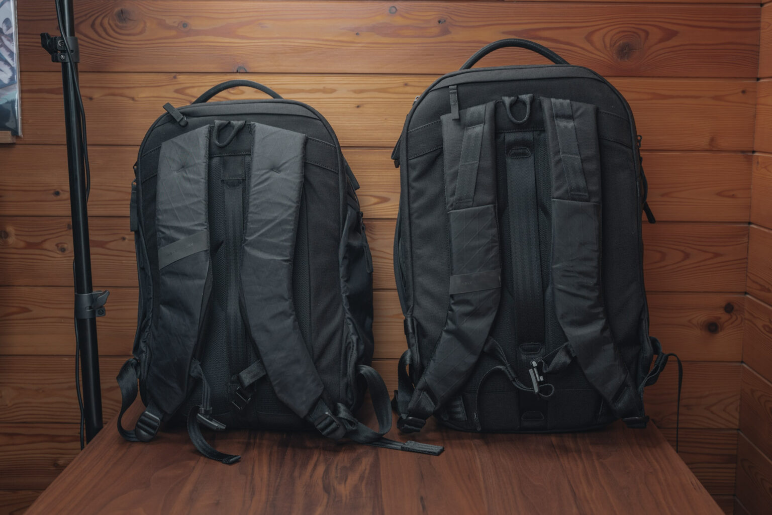 【比較】ABLE CARRY Max EDCをMax Backpackと比べました！細部の変更点まで徹底解説【26L/30L】 | MoNomad