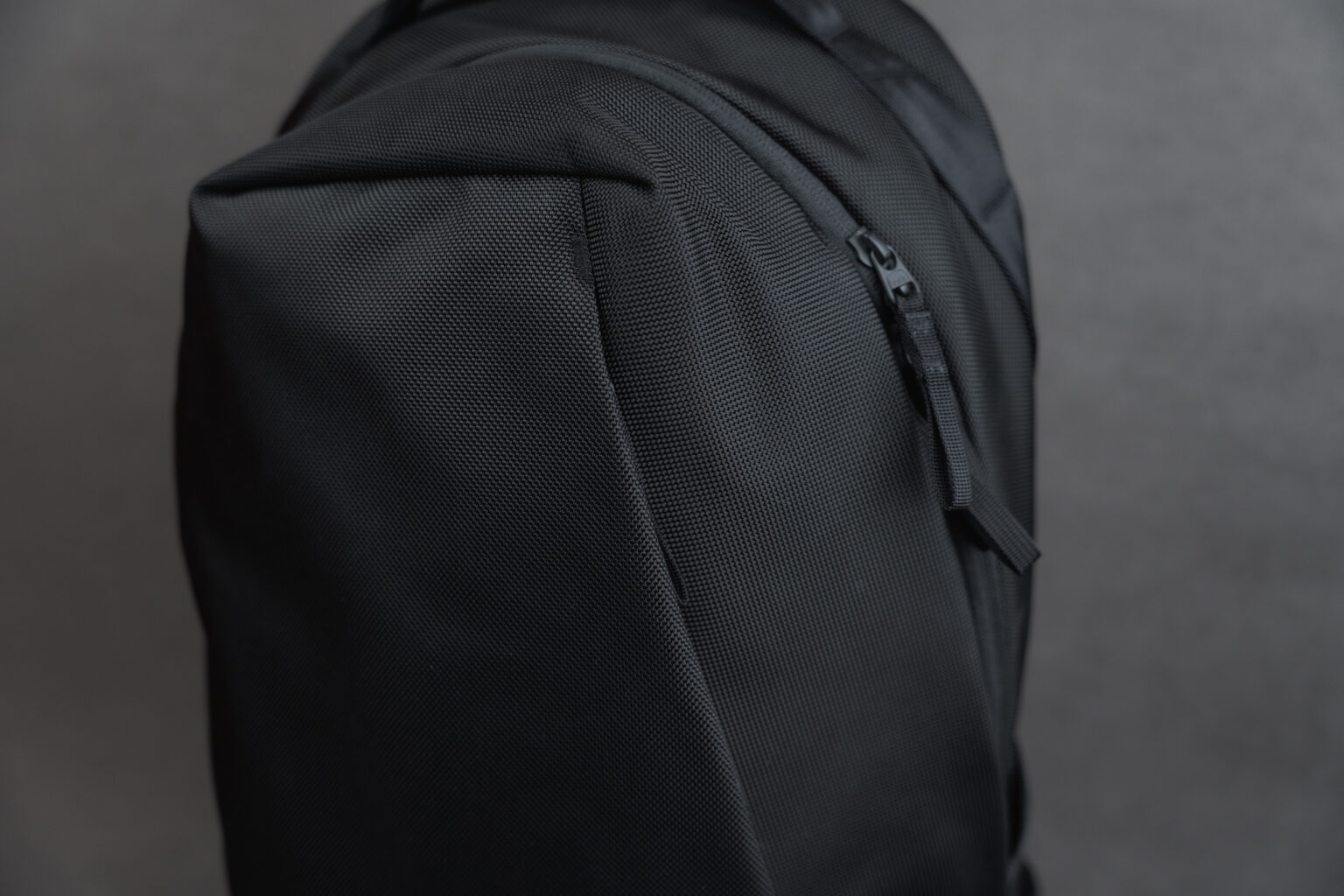 【全素材・全色レビュー】ABLE CARRY Daily Plus 今選ぶべき人を徹底解説！【X-Pac・Cordura Ballistic・Cordura 1000D】 | MoNomad
