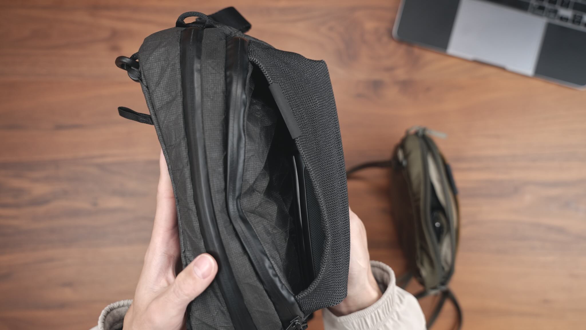 【強すぎ】ABLE CARRY Core Sling／Core Sling Mini これぞハイエンドスリングな新モデルを比較レビュー ...